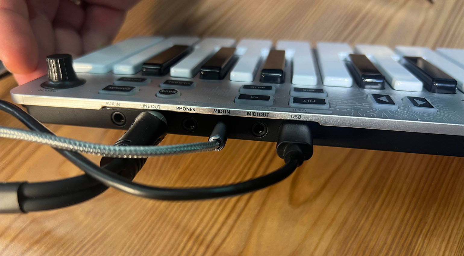 ESI Xsynth: sintetizador, controlador MPE e interfaz de audio en un teclado ultracompacto - Mix ...